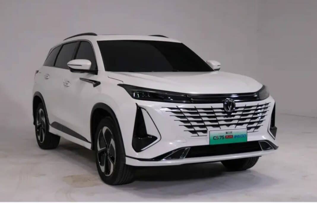 كشف النقاب عن سيارة Changan CS75 Plus iDD الهجينة المدمجة الجديدة في الصين