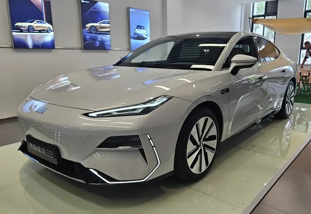 جيلي جالاكسي E8